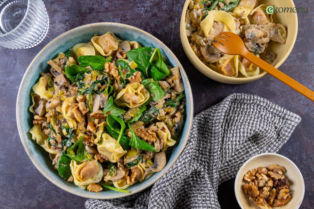 Verse tortellini met romige champignon-preisaus en walnoten | Ekomenu