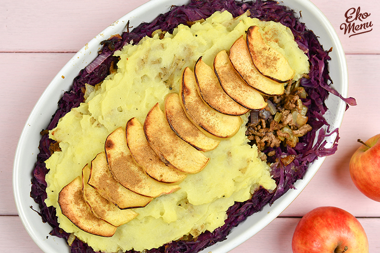 Rode kool schotel met warme appeltjes en rundergehakt