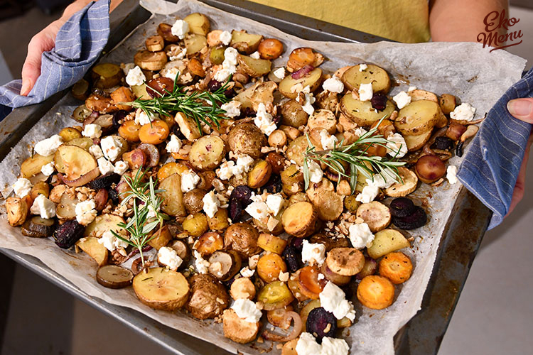 Traybake van aardappel en vergeten groente met walnoten en geitenkaas